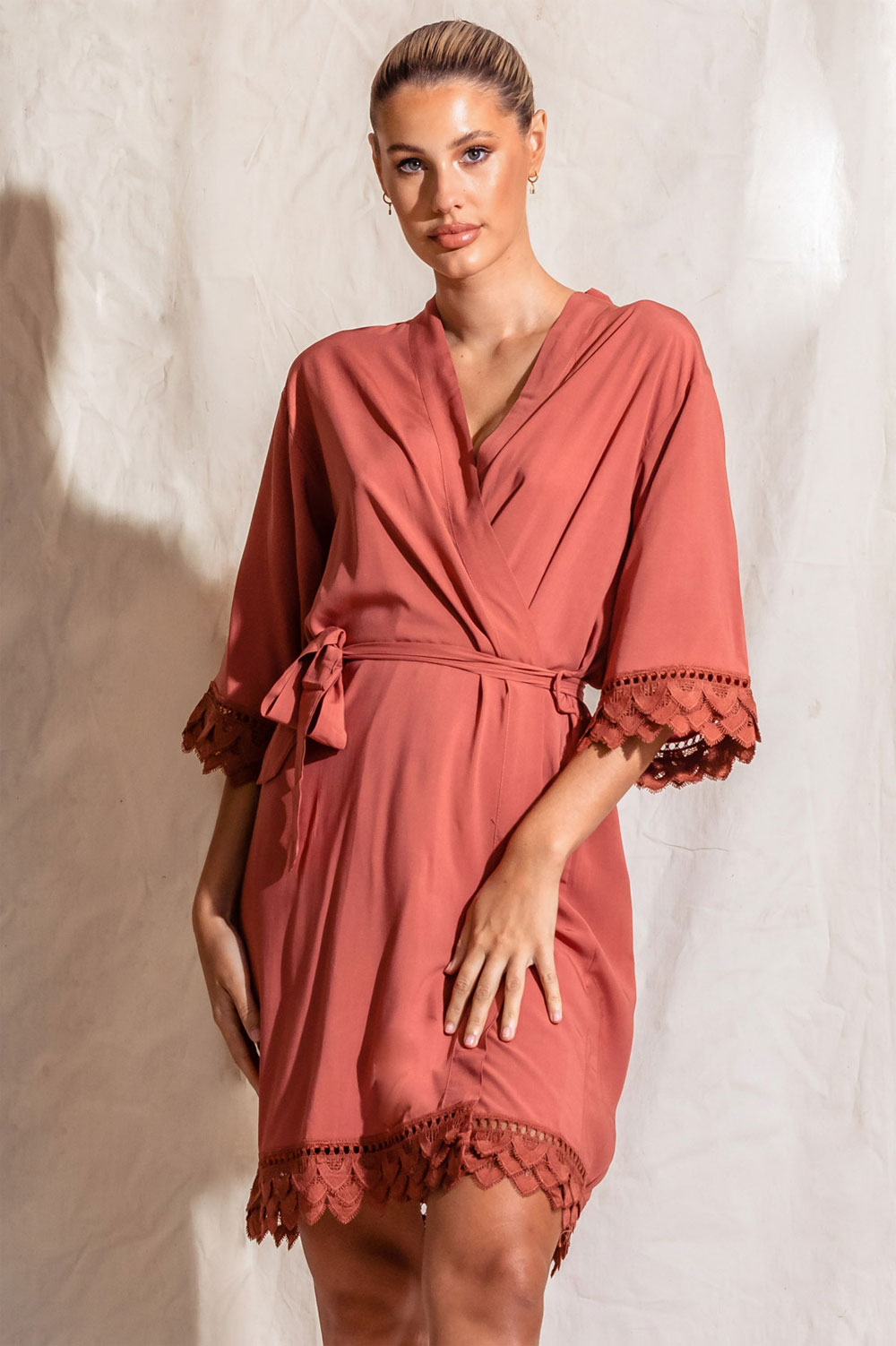 Áva Rust Matte Feather Lace Bridesmaid Robe